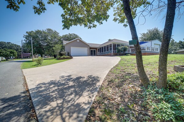 Eufaula Oasis W/ Screened Porch: Unwind In Style! - Eufaula, OK