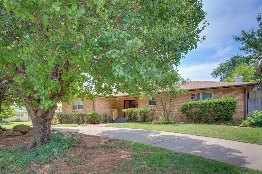 Lawton Home W/ Deck, Near Casinos + Museums! - Lawton, OK