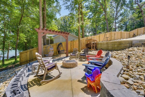 Lakefront Fair Play Vacation Rental, Pets Welcome! - Lake Hartwell
