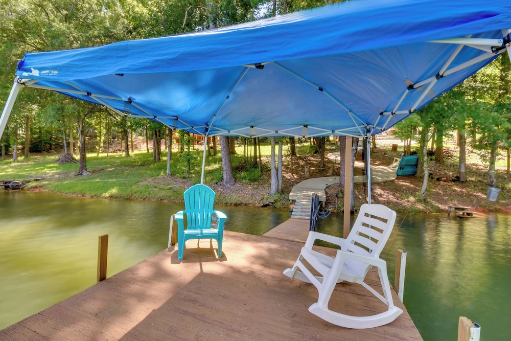 Lakefront Fair Play Vacation Rental, Pets Welcome! - South Carolina