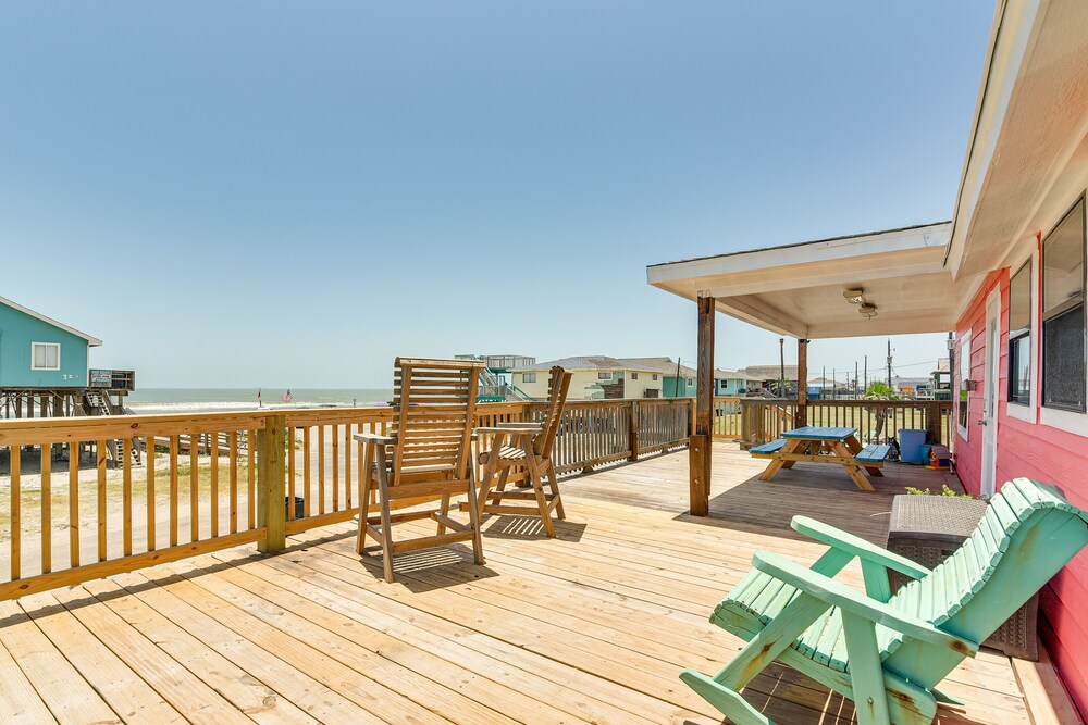Oceanfront Deck: Surfside Beach Vacation Rental! - Surfside Beach, TX