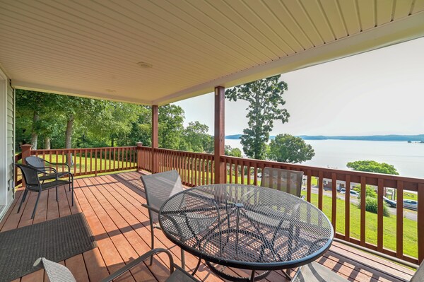 Deck & Water View: Cozy Kentucky Lake Getaway - Kentucky Lake