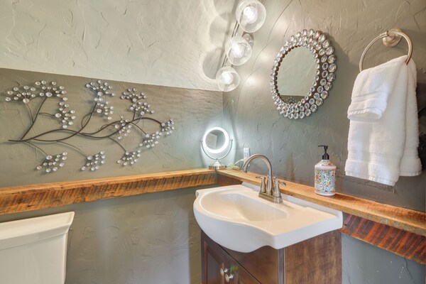 Remodeled Kalispell Farmhouse W/ Mountain Views - Kalispell, MT