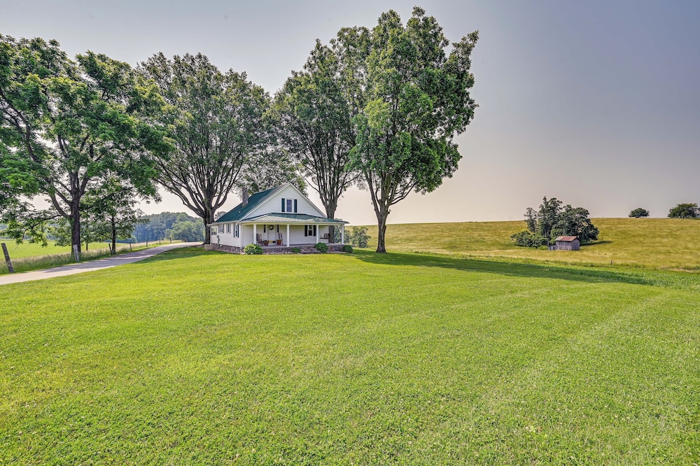 Dobson Farmhouse W/ Scenic Porch - Near Vineyards! - Shelton Vineyards, Dobson