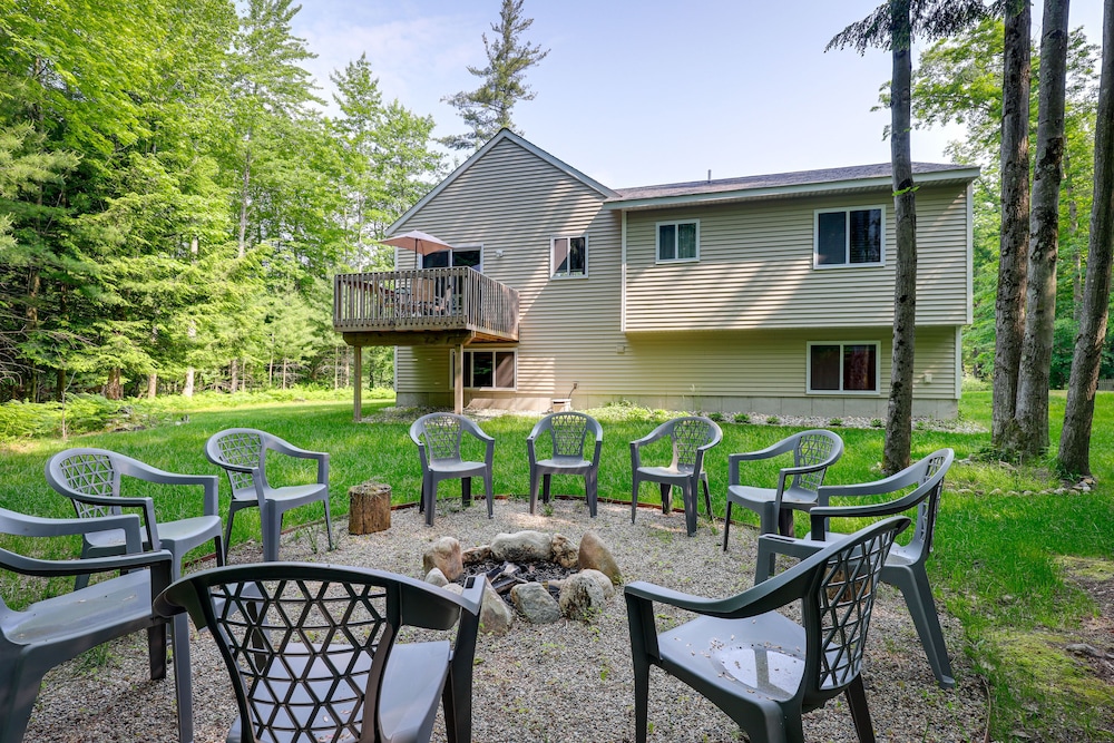 Serene Pentwater Getaway W/ Yard Near Lakes - Pentwater, MI