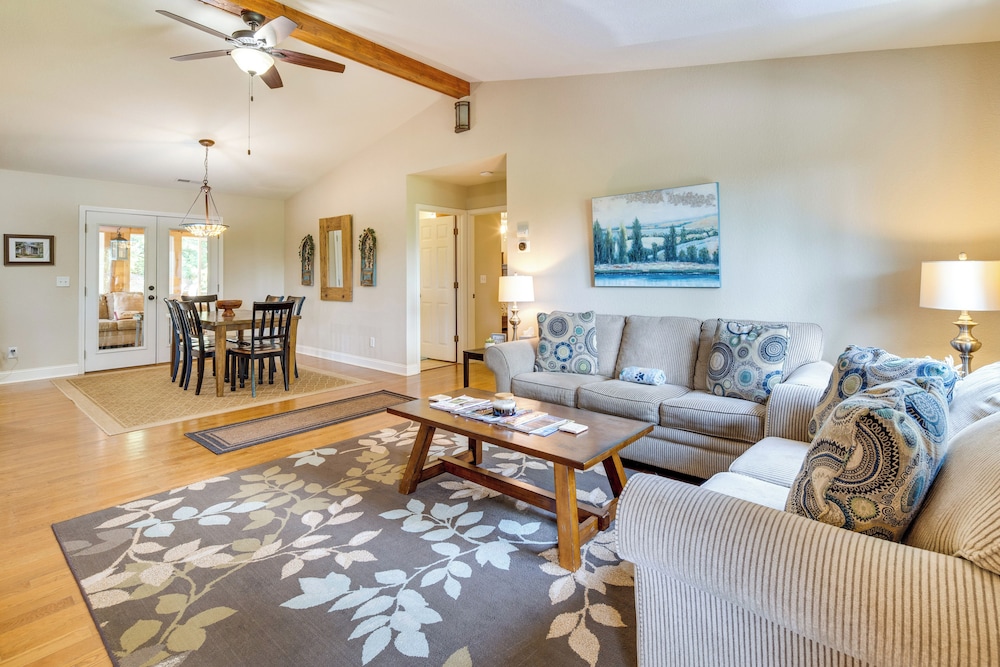 Blue Ridge Mountain Home W/ Sunroom: Pets Welcome - Asheville, NC