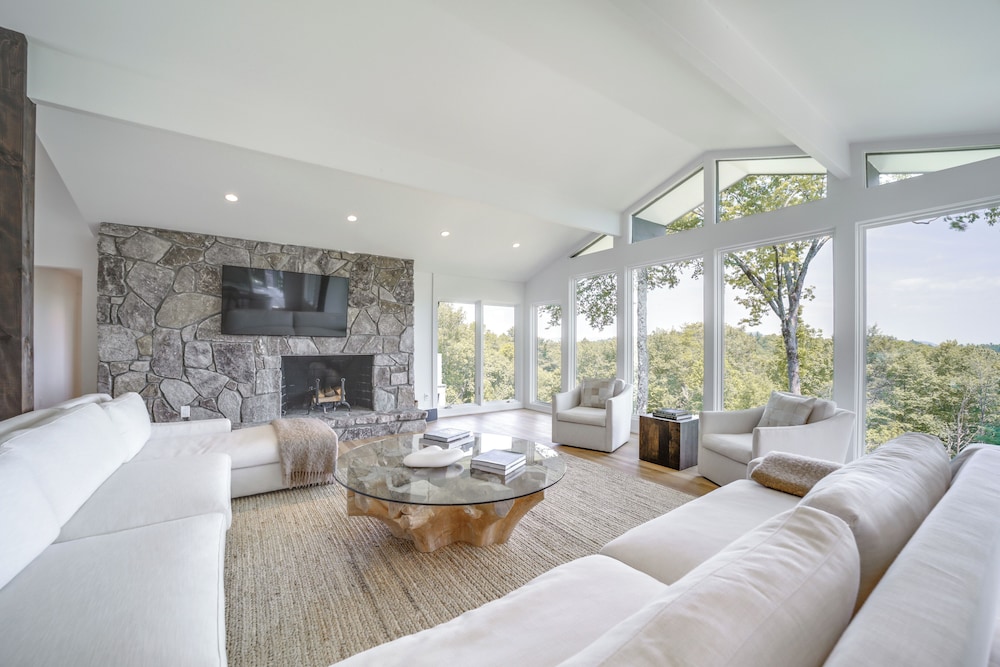 Luxurious Mountain Retreat W/ Long Range Views! - Cashiers, NC