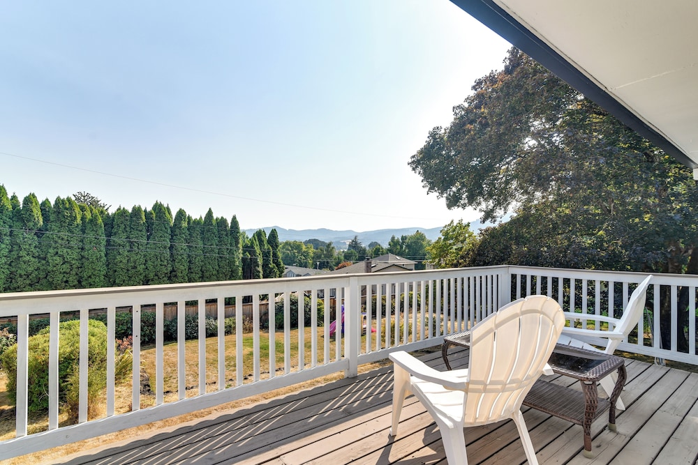 Serene Forest Grove Home W/ Deck & Stunning Views! - Forest Grove