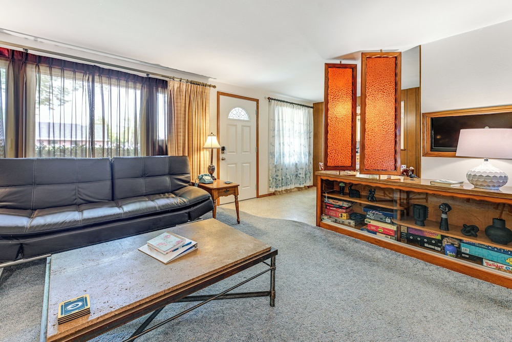 Retro Green Bay Home: Steps To Lambeau Field! - Green Bay, WI