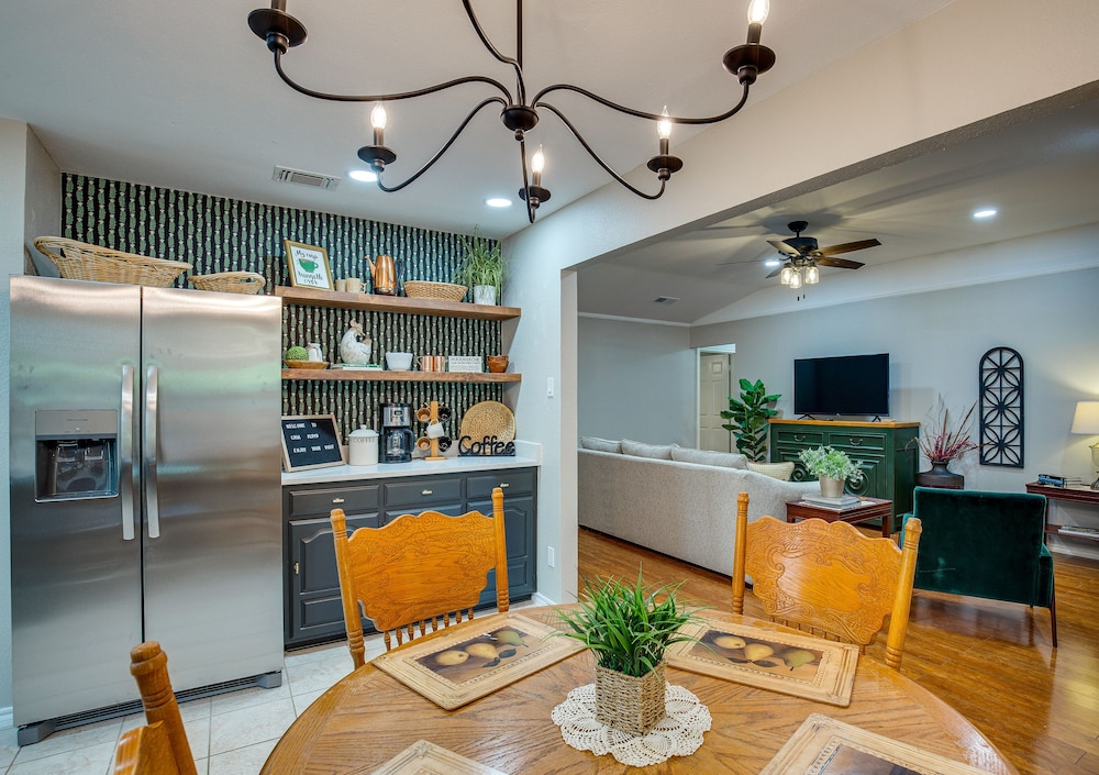 Darling Waxahachie Home W/ Yard & Fire Pit! - Waxahachie, TX