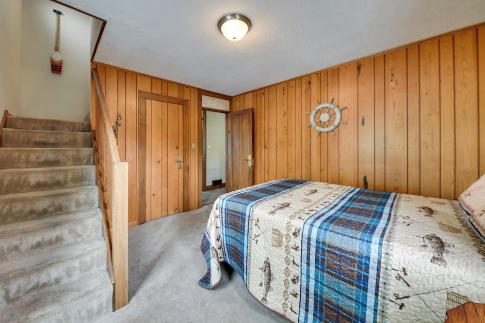 Pistakee Lake Estate W/ Boat Dock & Hot Tub! - McHenry, IL