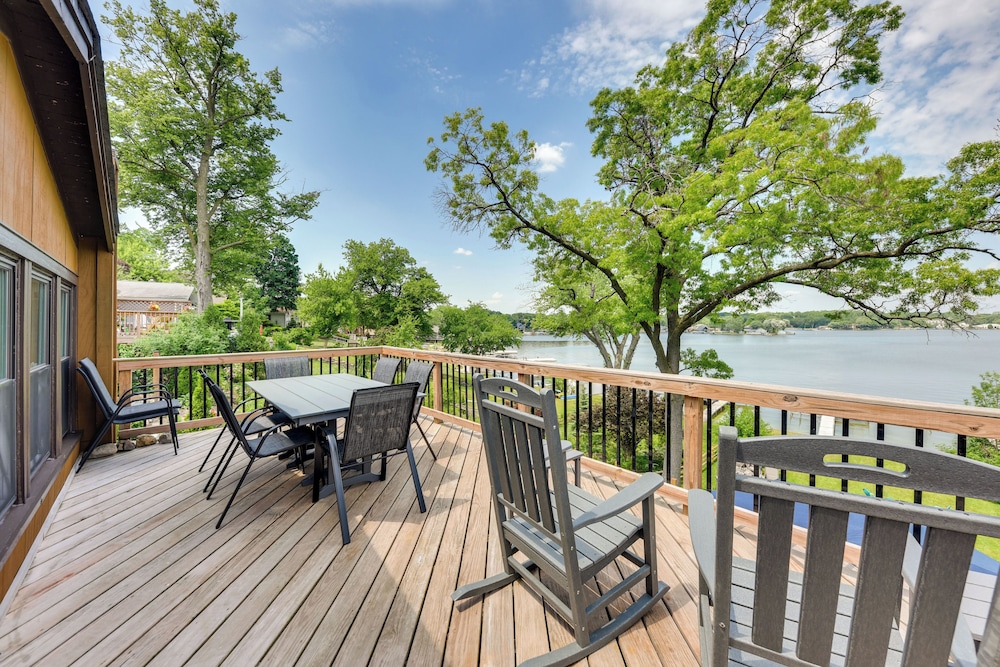 Waterfront Fox Lake Vacation Rental W/ Fire Pit! - Illinois