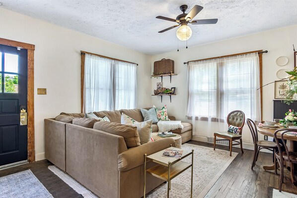 Casa (3 Bedrooms) | Sala de estar | Televisor, livros 