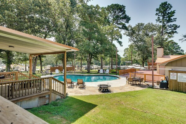 Charming Texarkana Home: Lake & Pool Access! - Hooks, TX