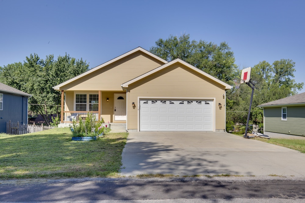 Family-friendly Lansing Home With Covered Balcony! - Hawthorn Park, Leavenworth