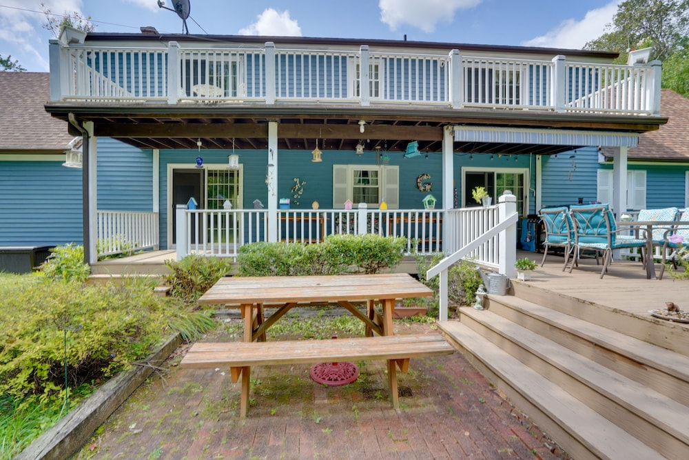 Pittsfield Home W/ Deck - 12 Mi To Jiminy Peak! - Pittsfield State Forest, Pittsfield