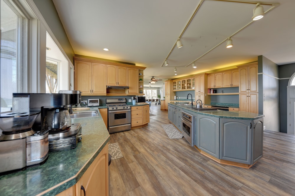 Lake Michigan Vacation Rental W/ Private Beach! - Racine, WI