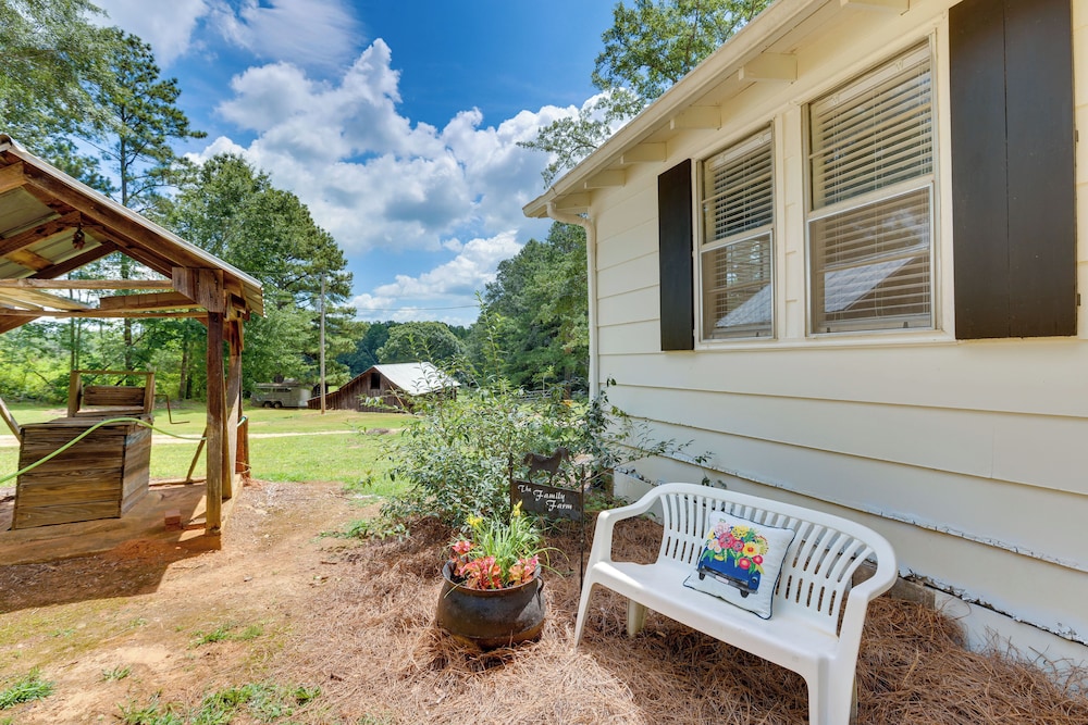 2 Mi To Lake: Lineville Farmhouse W/ Fire Pit - Alabama