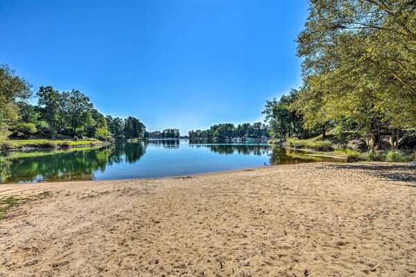 Lake Keowee Condo: Resort Pools & Lake Access! - Devils Fork State Park, Salem