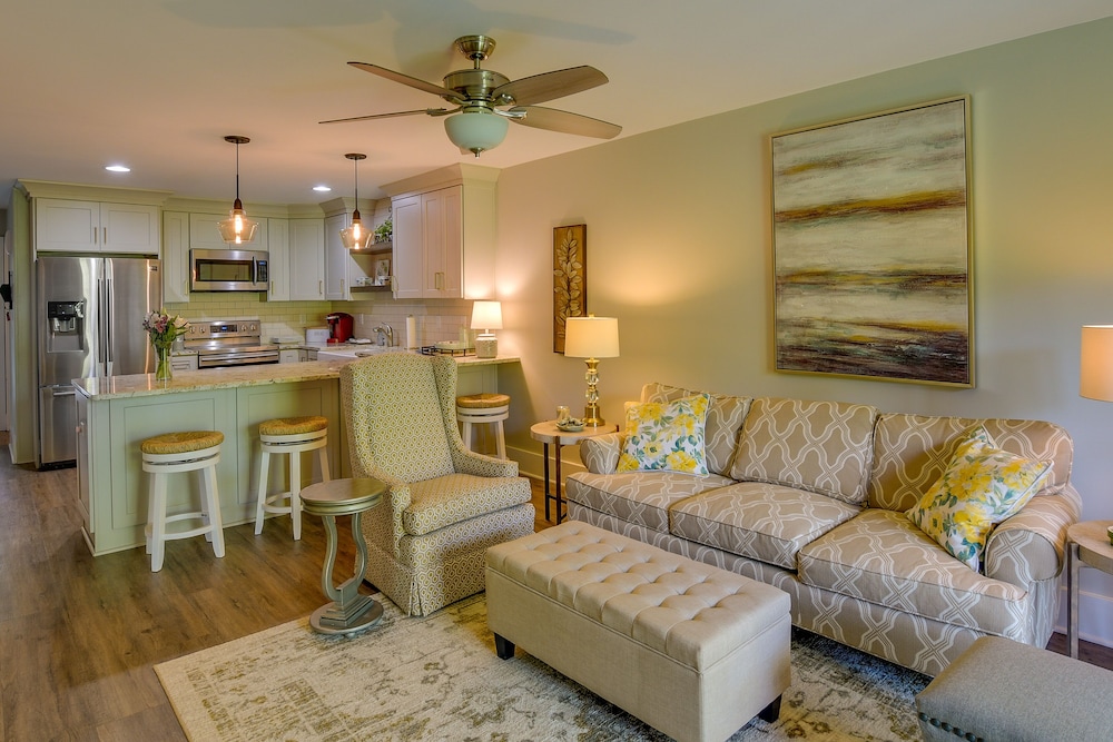 Keowee Key Condo Rental W/ Golf Course View! - Walhalla, SC