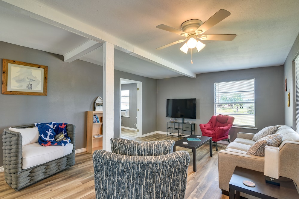 Deck & Fenced-in Yard: Texas Escape! - Lake Jackson, TX
