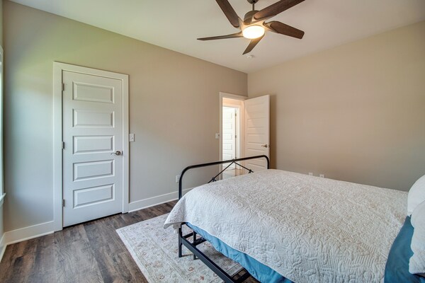 Fayetteville Vacation Rental W/ Deck & Shared Pool - Fayetteville, AR