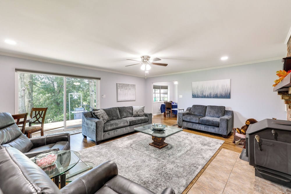 Expansive Fayetteville Retreat: 11 Mi To U Of A! - Fayetteville, AR