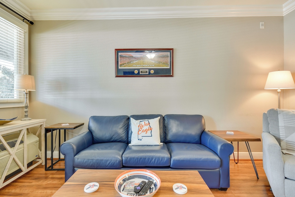 Auburn Retreat W/ Balcony - Walk To Campus! - Auburn, AL