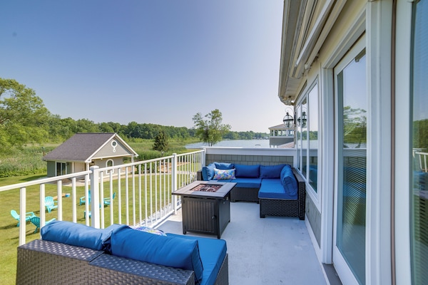 Jackson Lakefront Getaway W/ Balcony, Dock Access - Brooklyn, MI
