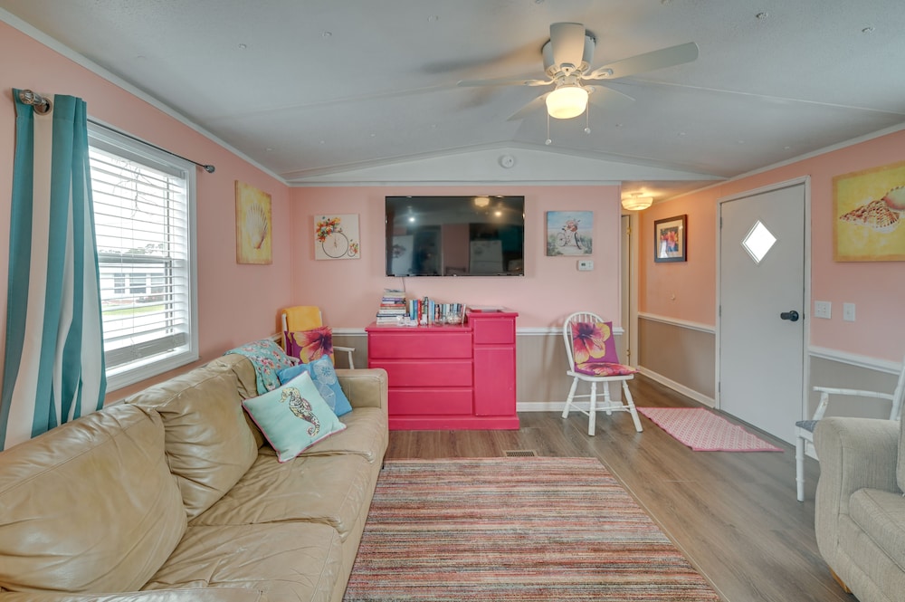Walk To Shore: Myrtle Beach House W/ Private Deck! - Garden City, SC