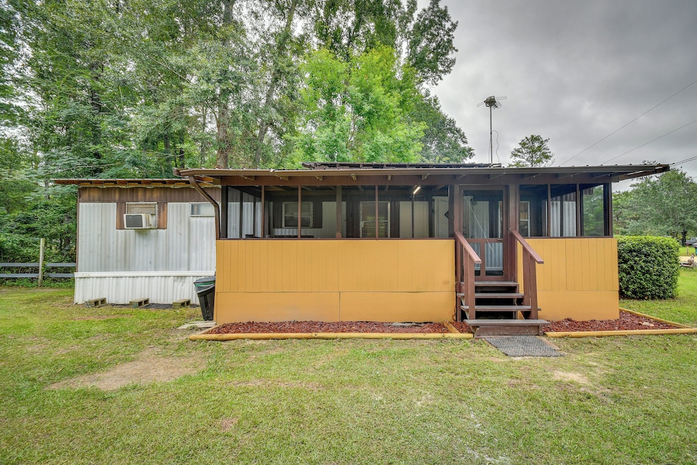 Eufaula Retreat: Community Pool & Screened Porch! - Alabama