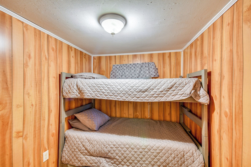 Eufaula Retreat: Community Pool & Screened Porch! - Alabama