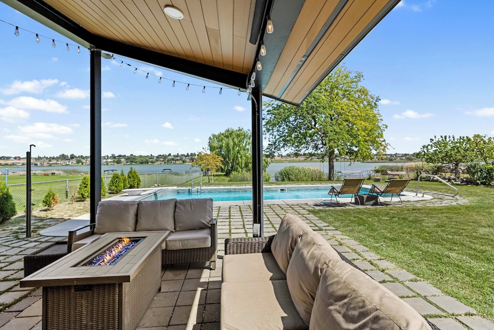 Lakefront Washington Home W/ Private Pool & Sauna - Potholes State Park, Othello