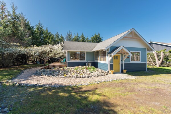 Sequim Escape W/ Gas Grill & Deck, Walk To Beach! - Olympic Game Farm, Sequim