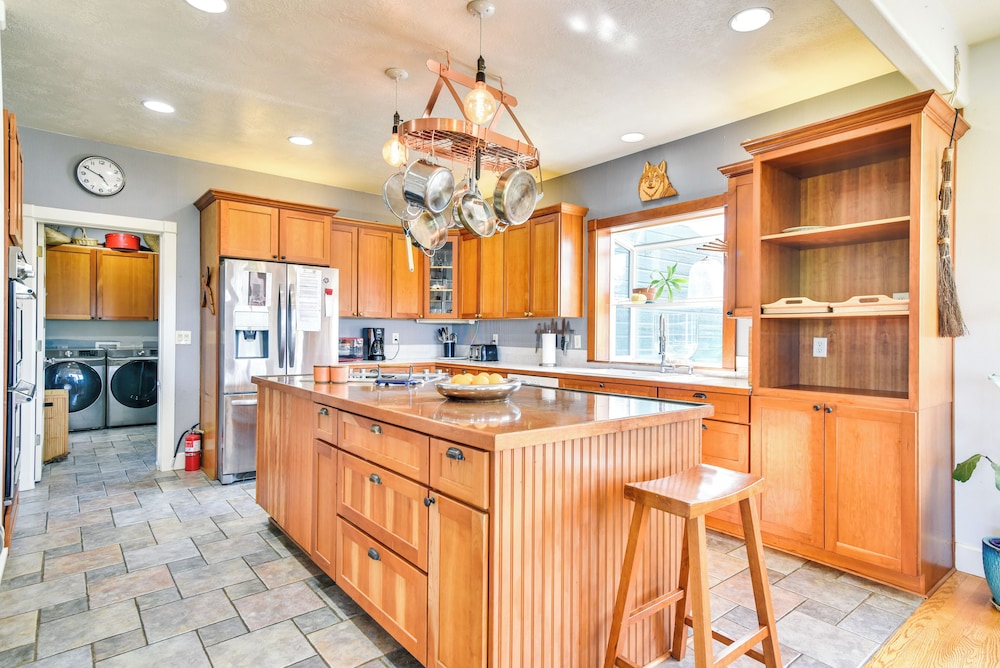 Rainier Home On 20 Acres W/ Blueberry Farm! - Kelso, WA