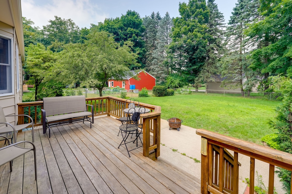 Hart Haven W/ Cozy Fireplace, Deck & Grill! - Mears, MI