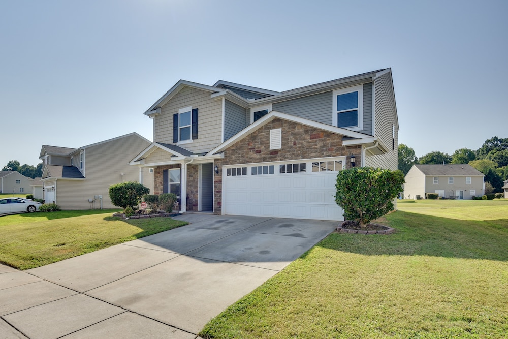 Spacious Gastonia Home W/ Pool Access! - Lowell, NC