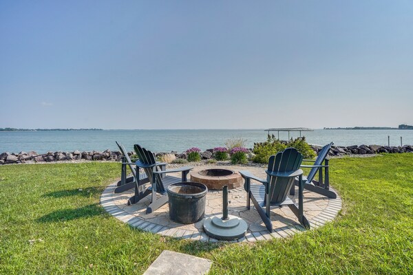 Waterfront Lake Poinsett Retreat W/ Fire Pit! - Lake Poinsett, SD