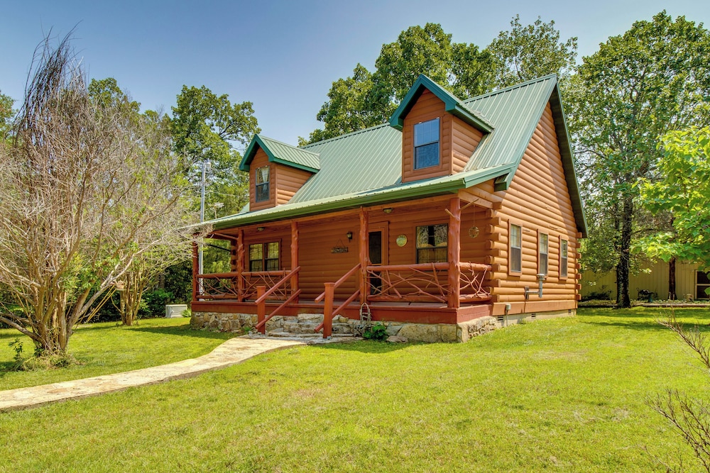 Secluded Oakland Cabin W/ Private Yard! - Gainesville, MO