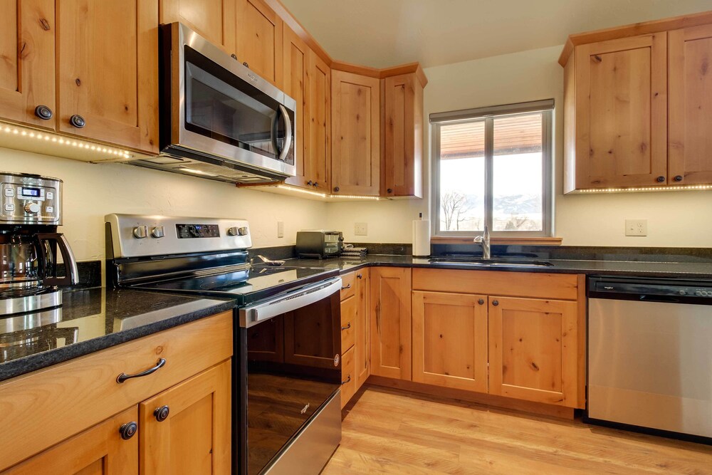 Beautiful Jefferson River Cabin W/ Mountain Views! - Butte, MT