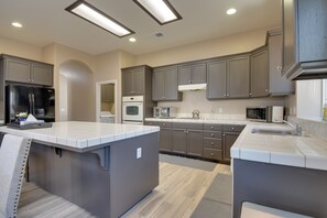 Casa (4 Bedrooms) | Cozinha privada | Um micro-ondas, um forno, uma placa de cozinha 