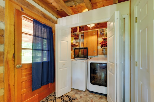 Porch & Fire Pit: Family-friendly Afton Cabin! - David Crockett Birthplace State Park, Limestone