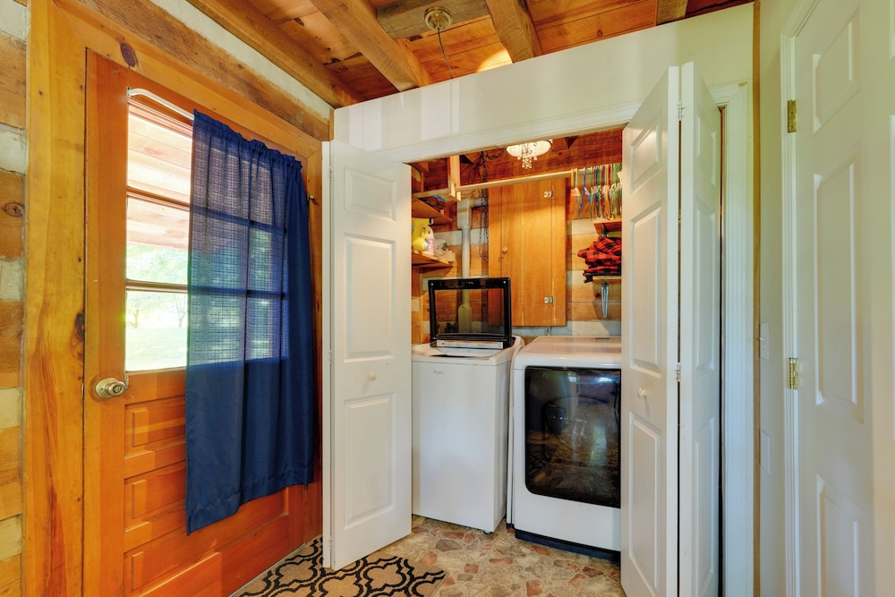 Porch & Fire Pit: Family-friendly Afton Cabin! - David Crockett Birthplace State Park, Limestone