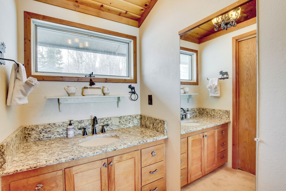 Cozy Mountain Home On 10 Acres W/ Fire Pit + Games - Afton, WY
