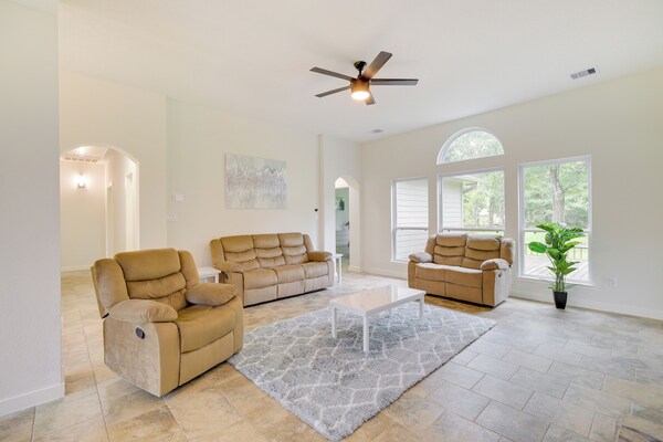 Airy Dayton Vacation Home W/ Deck + Private Yard! - Dayton, TX