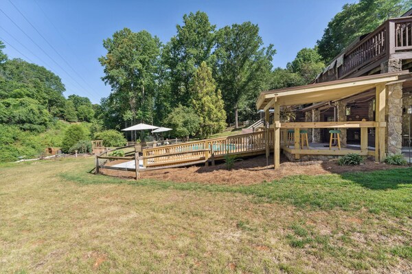 Hickory Hideaway: Forest-view Haven W/ Fire Pit! - Hickory, NC
