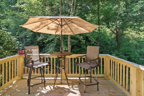 Hickory Hideaway: Pet-friendly Haven W/ Fire Pit! - Lake Hickory, NC