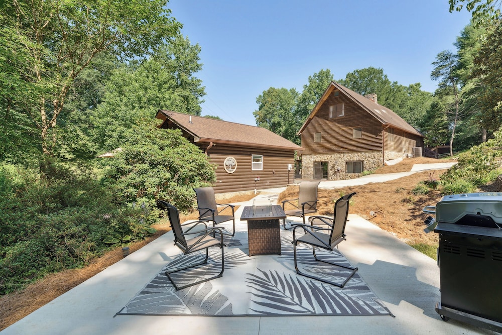 Hickory Hideaway: Forest-view Haven W/ Fire Pit! - Hickory, NC