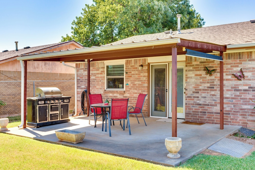 Cozy Oklahoma Retreat W/ Covered Patio & Gas Grill - Yukon, OK