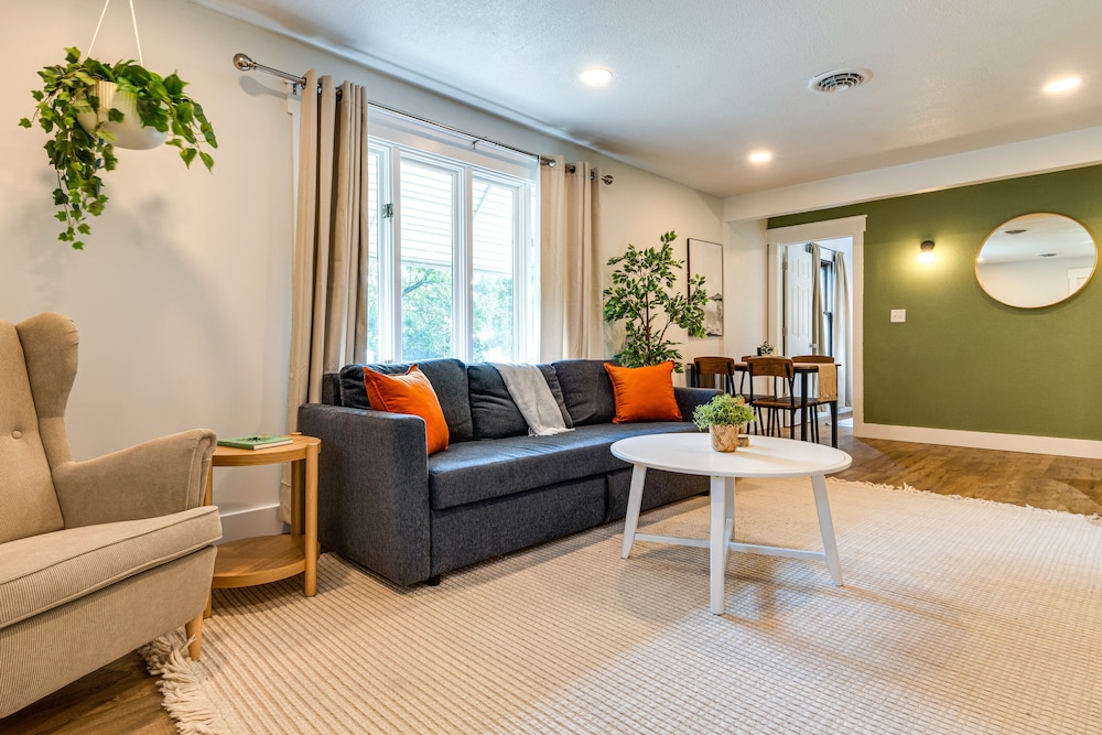Pet-friendly Indiana Home W/ Porch, Near Downtown! - Muncie, IN